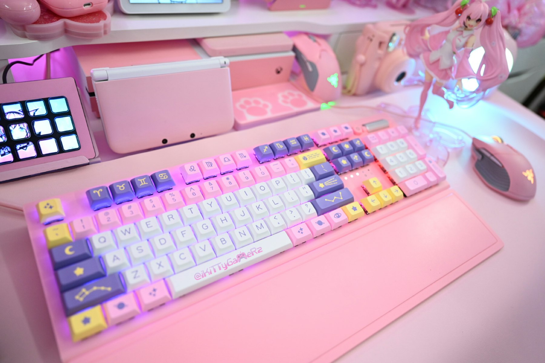 Drop DSA Astrolokeys Keycaps by sailorhg & cassidoo | Doubleshot ABS ...
