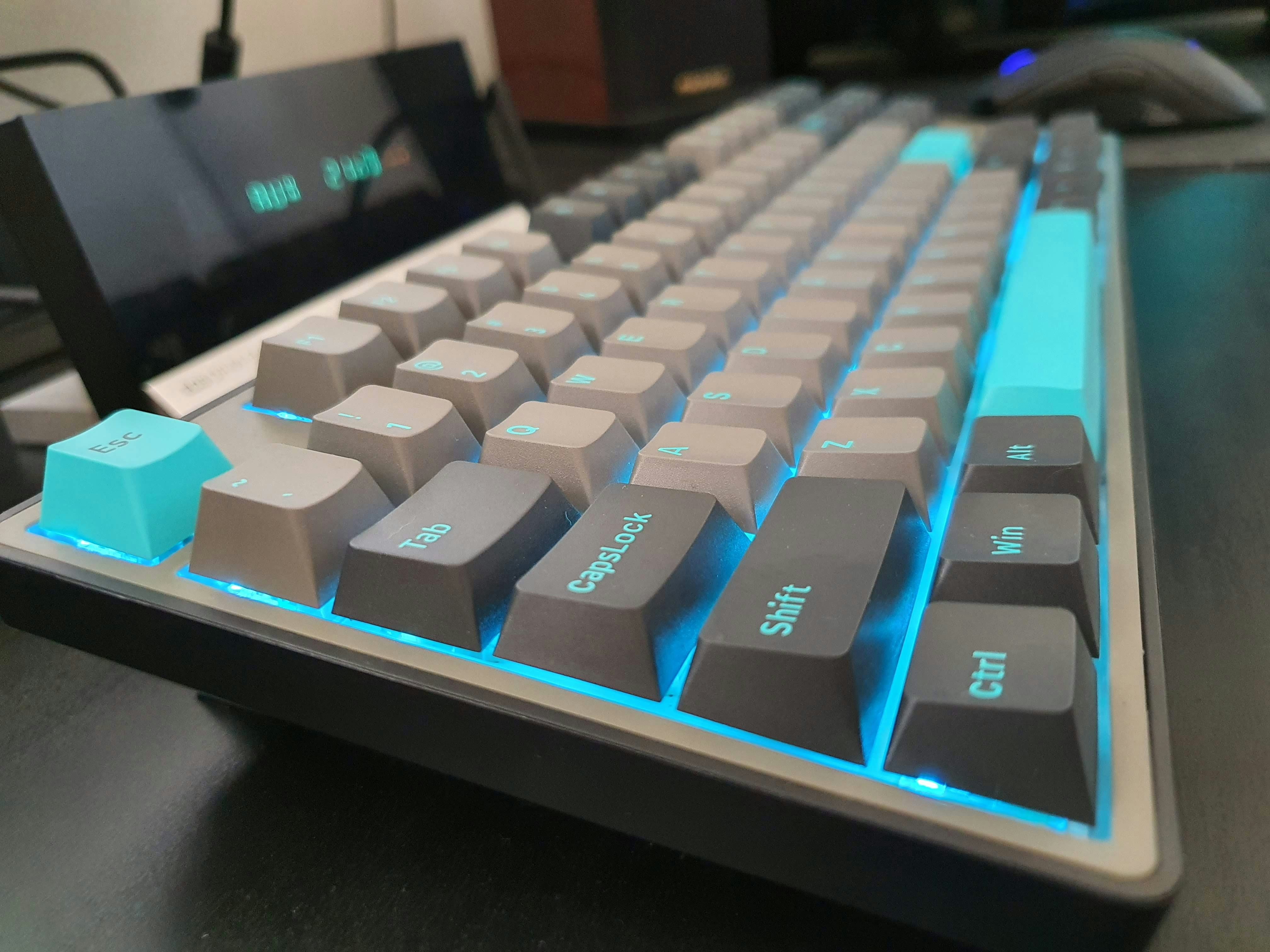 Capturer KT87 kailh red sw and some nice blue RGB lightning | Drop