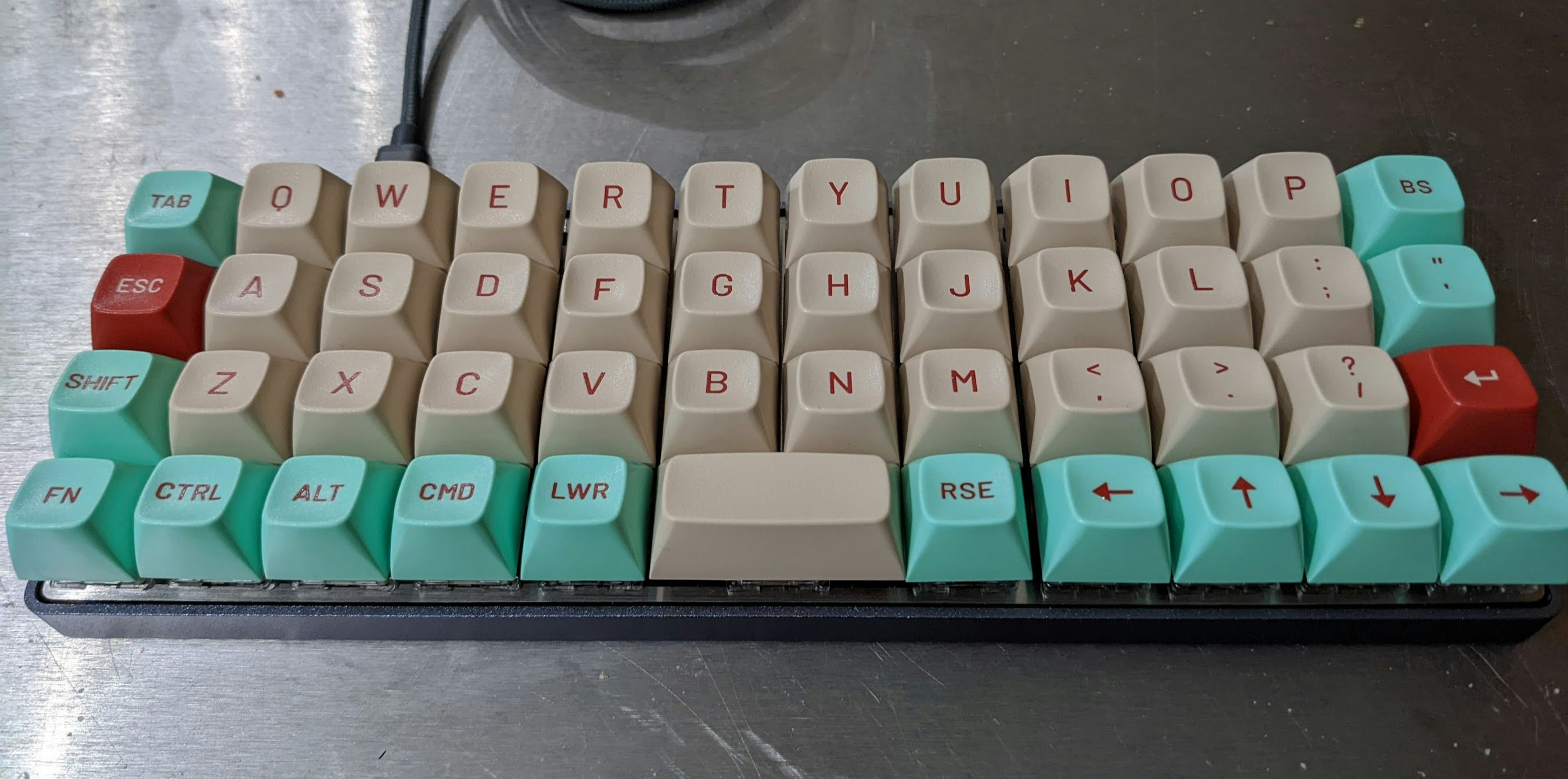 This keyboard belongs to a smooth world of pure cartesian forms | Drop