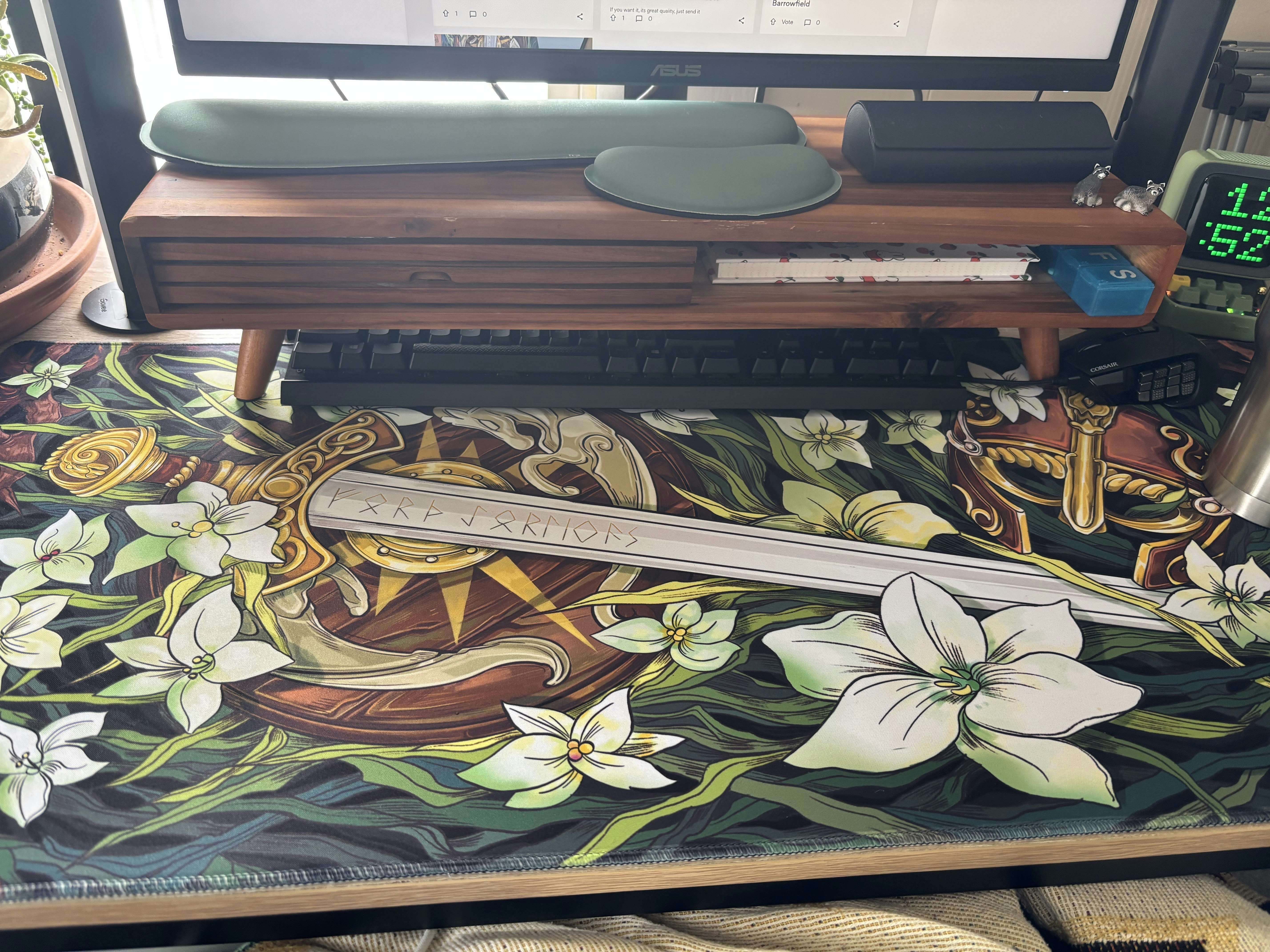 LOTR desk mat | Drop