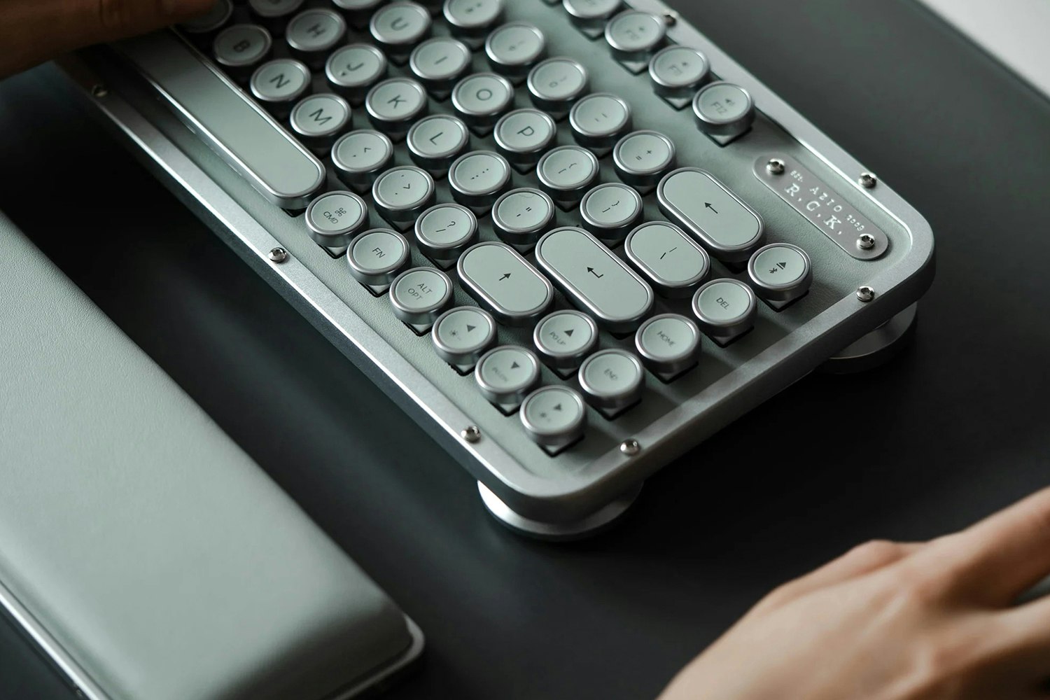 Azio Retro Compact Mechanical Keyboard Limited-Edition Bundle ...