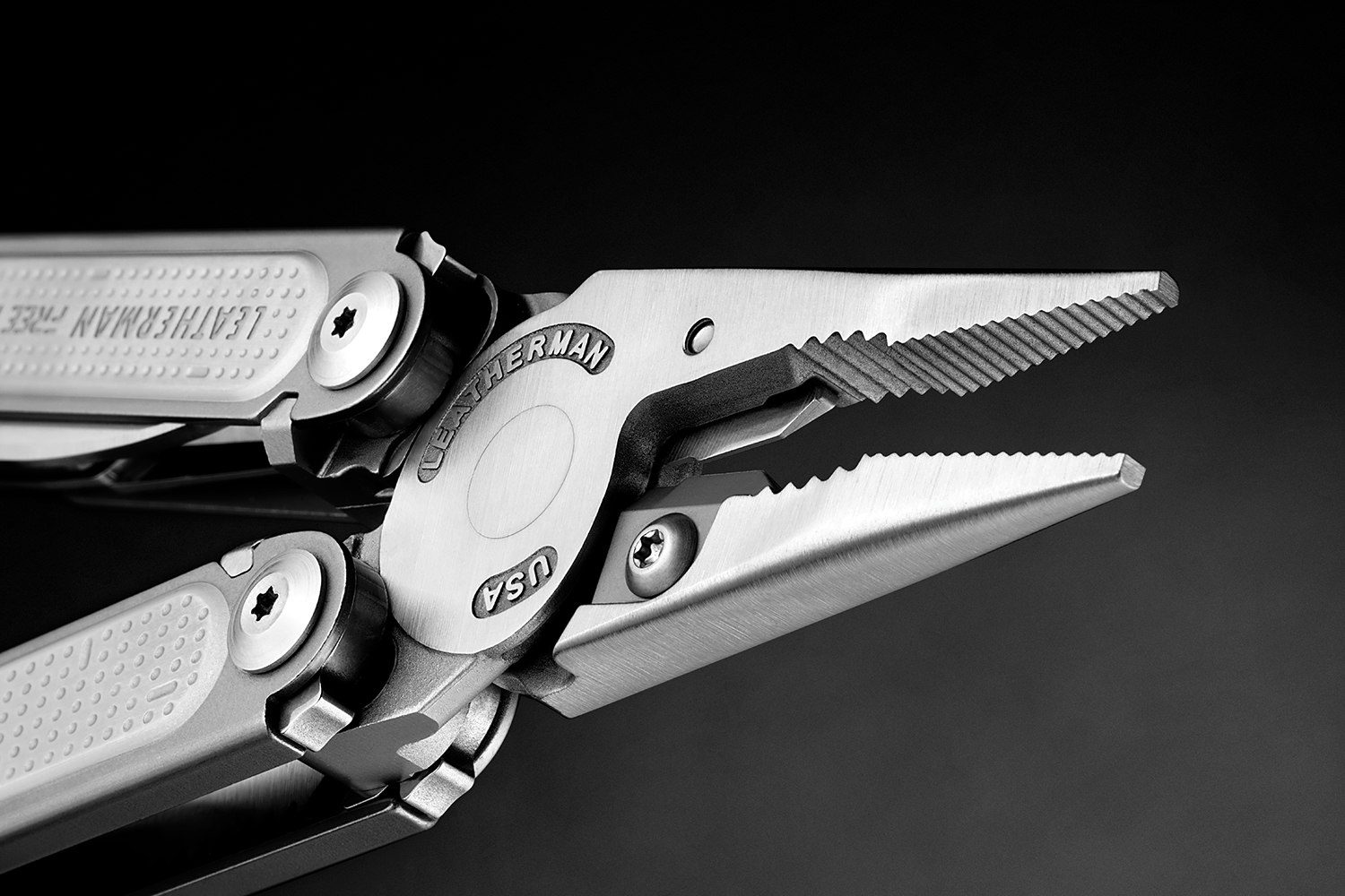 Leatherman FREE P2 19-in-1 Multi-Tool | Knives | Multi-Tools | Drop