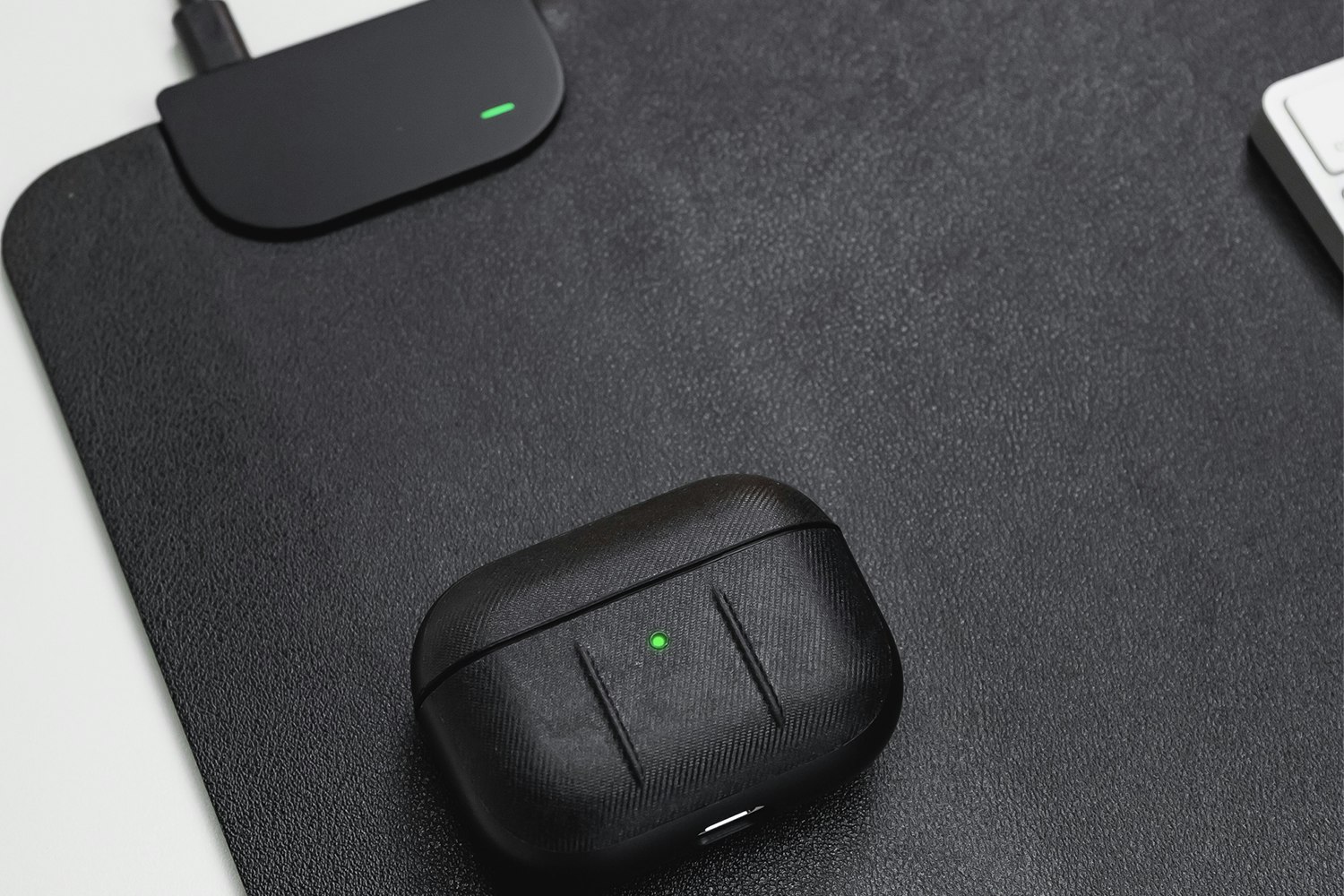 STATIK TaskPad Desk Mat With Built-In Wireless Charger | Battlestations ...